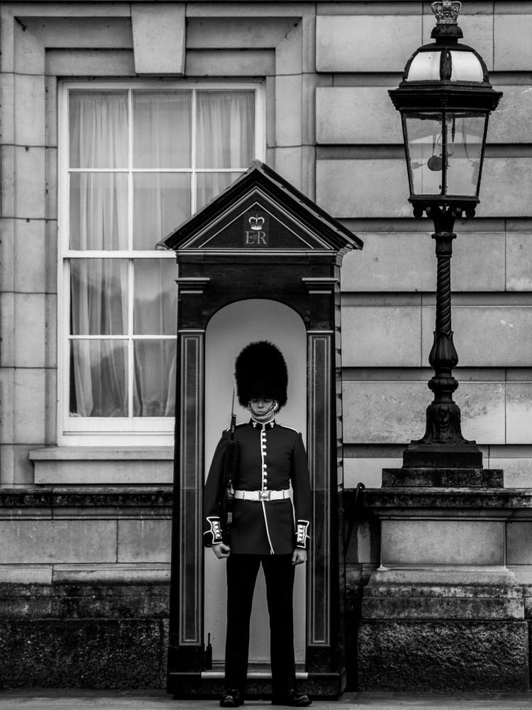 London Palace Guard Bw Art Print by Alexandru Panac – Fy!